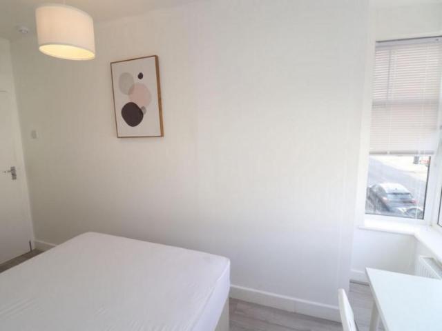 For Rent 6 Bedroom Shared Living/roommate London London DLS90559366