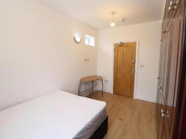 For Rent 6 Bedroom Shared Living/roommate London London DLS90559379