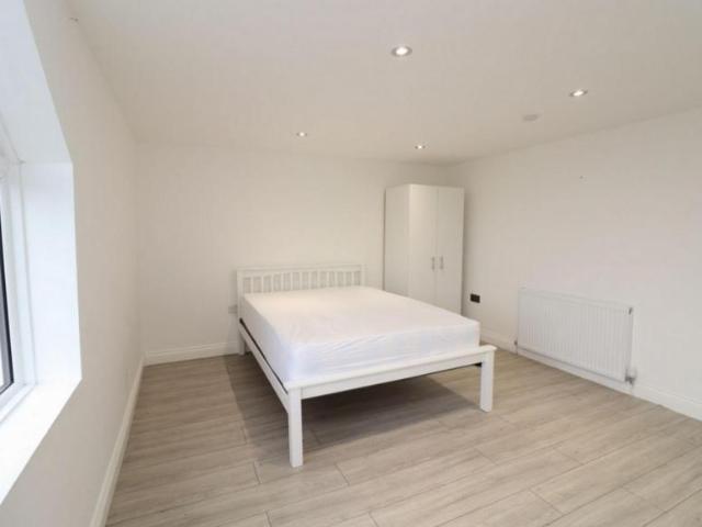 For Rent 6 Bedroom Shared Living/roommate London London DLS90560208