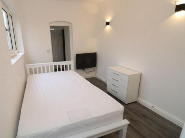 For Rent 6 Bedroom Shared Living/roommate London London DLS90560292