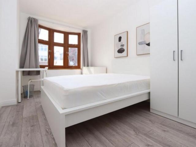 For Rent 6 Bedroom Shared Living/roommate London London DS90559274