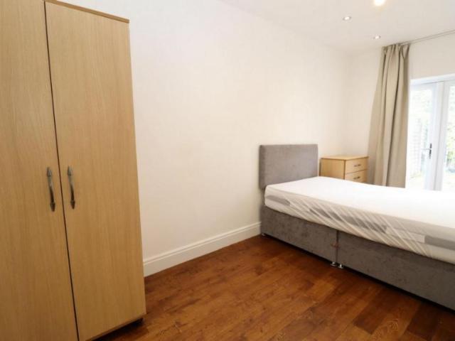 For Rent 6 Bedroom Shared Living/roommate London London DS90559608