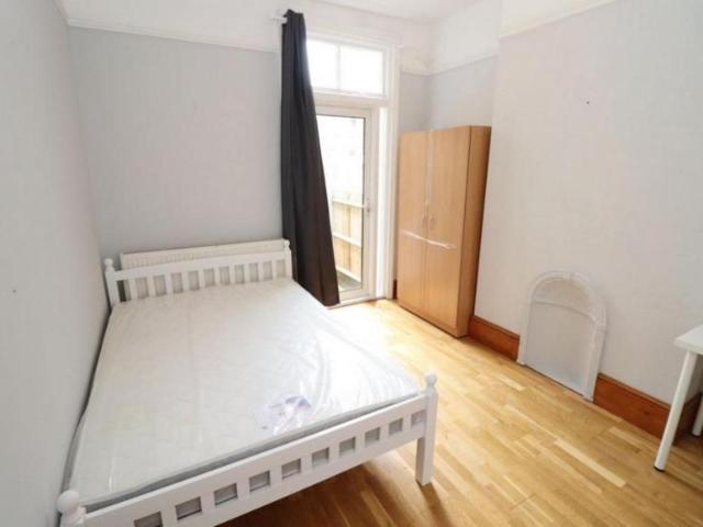 For Rent 6 Bedroom Shared Living/roommate London London DS90559758
