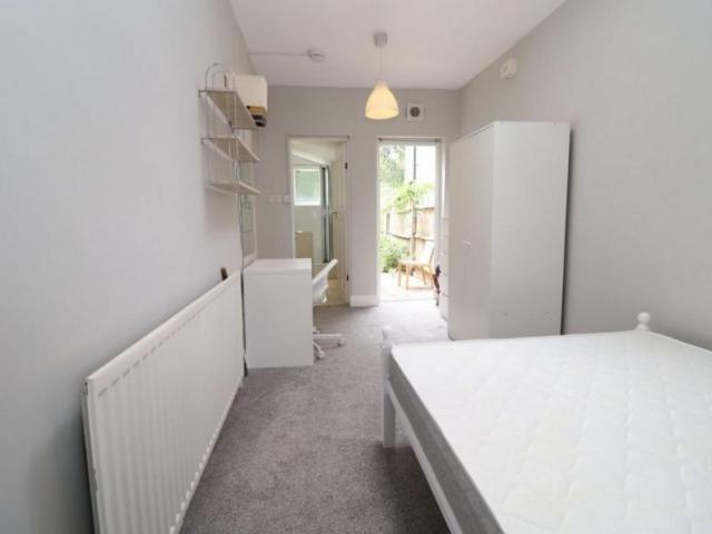 For Rent 6 Bedroom Shared Living/roommate London London DS90559786