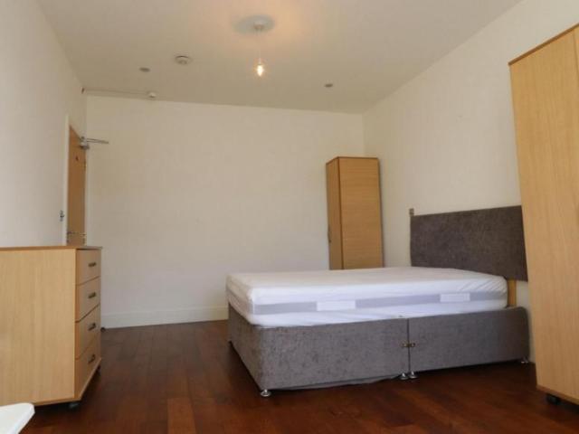 For Rent 6 Bedroom Shared Living/roommate London London DS90560060