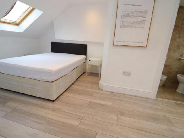 For Rent 6 Bedroom Shared Living/roommate London London DS90560193
