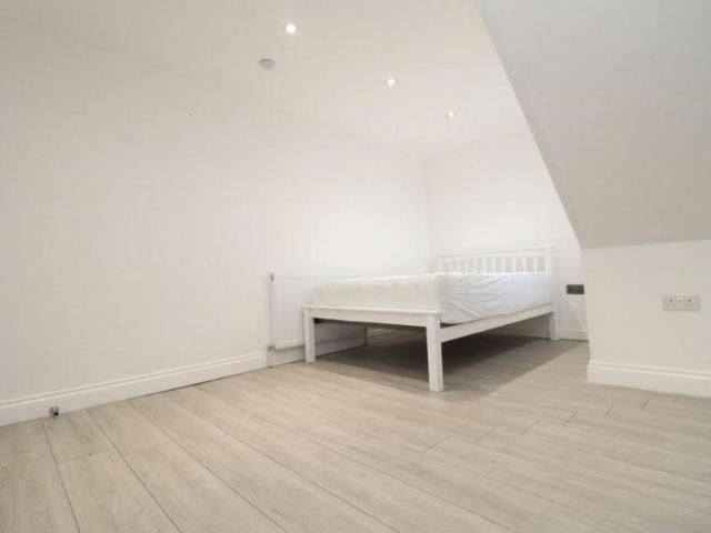 For Rent 6 Bedroom Shared Living/roommate London London DS90560210