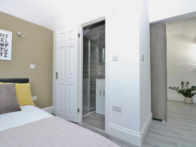 For Rent 6 Bedroom Shared Living/roommate London London DS90562207