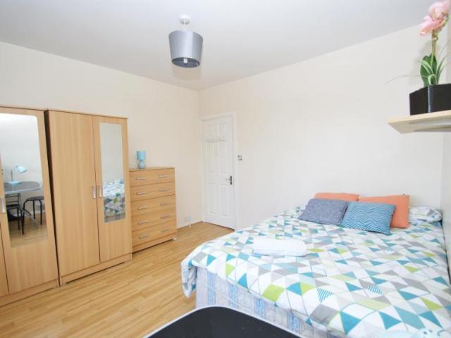 For Rent 6 Bedroom Shared Living/roommate London London DS90562209