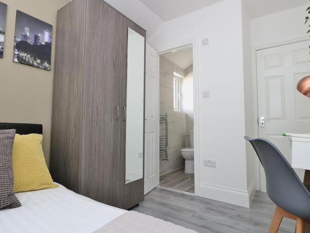 For Rent 6 Bedroom Shared Living/roommate London London DS90562541