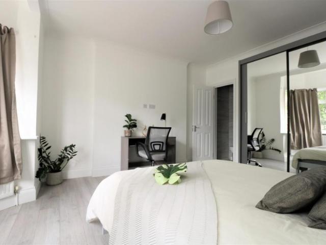 For Rent 6 Bedroom Shared Living/roommate London London DS90562516