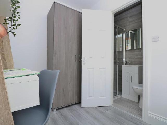 For Rent 6 Bedroom Shared Living/roommate London London DS90562538