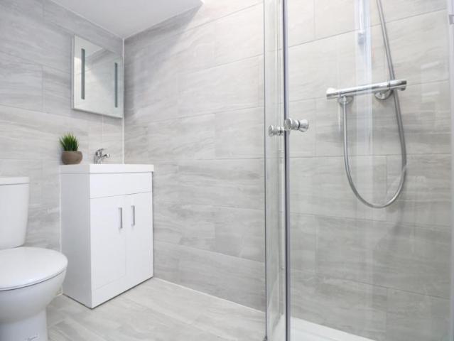 For Rent 6 Bedroom Shared Living/roommate London London DS90562907