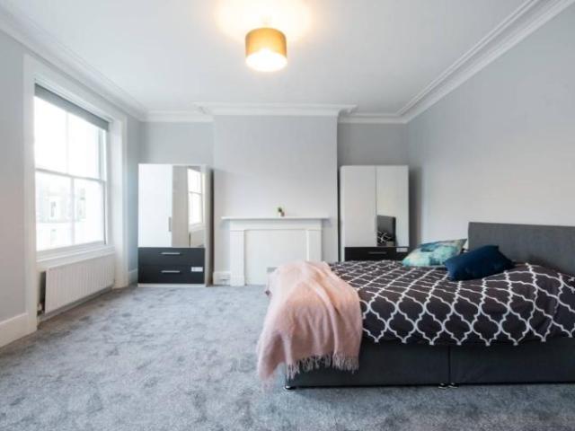 For Rent 6 Bedroom Shared Living/roommate London London DS95119565