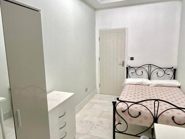 For Rent 6 Bedroom Shared Living/roommate London London DS100945839
