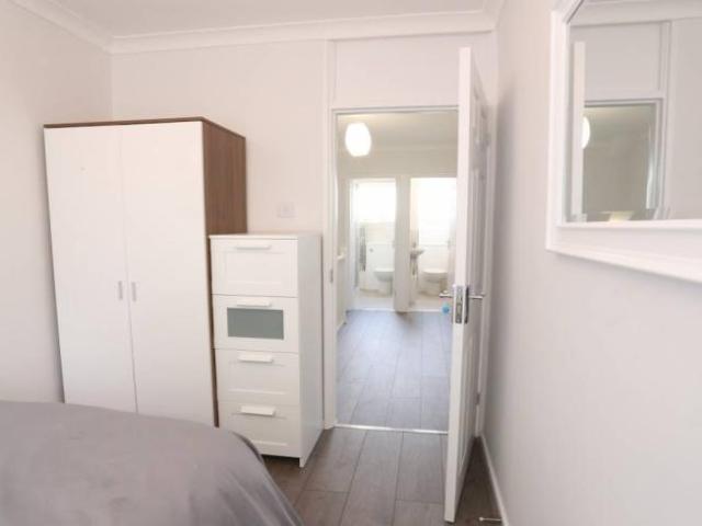 For Rent 6 Bedroom Shared Living/roommate London London DS101771443