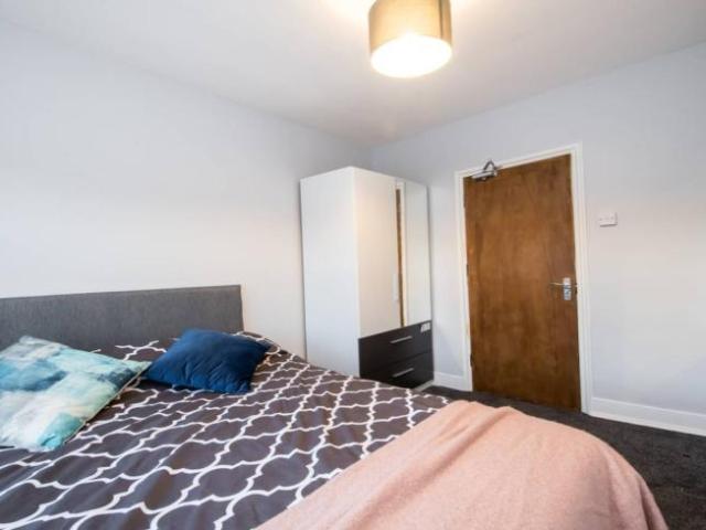 For Rent 6 Bedroom Shared Living/roommate London London DS101842708