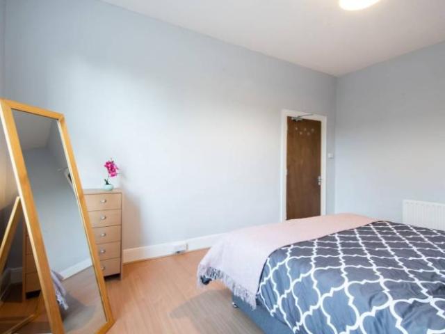 For Rent 6 Bedroom Shared Living/roommate London London DS101847684