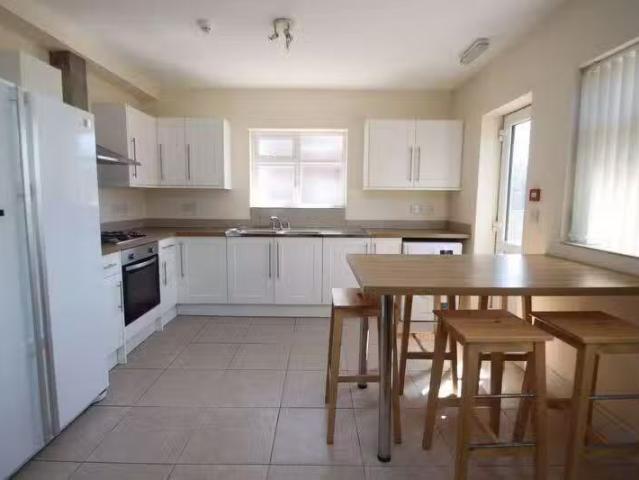 Deal! 7 bedroom detached house for rent in Wallisdown Road, Po.