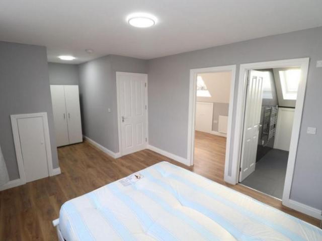 For Rent 7 Bedroom Shared Living/roommate London London DLS90559646