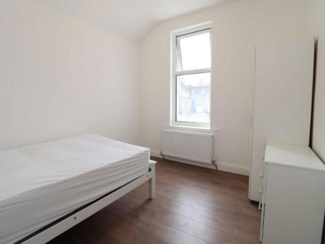 For Rent 7 Bedroom Shared Living/roommate London London DLS90560435