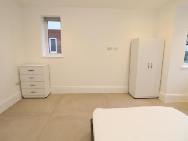 For Rent 7 Bedroom Shared Living/roommate London London DLS90561943