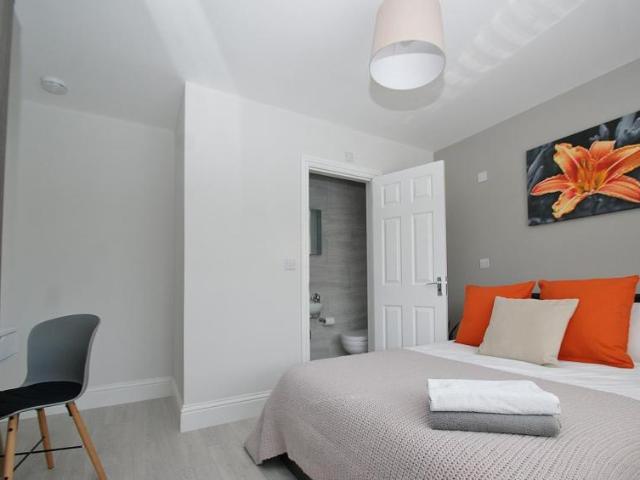 For Rent 7 Bedroom Shared Living/roommate London London DLS90562437