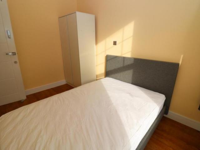 For Rent 7 Bedroom Shared Living/roommate London London DLS90563740
