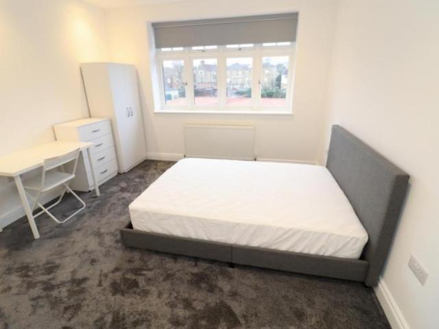 For Rent 7 Bedroom Shared Living/roommate London London DS90561941