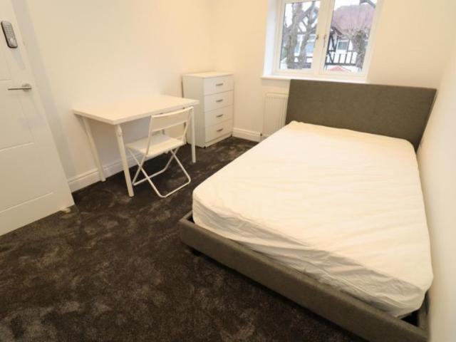 For Rent 7 Bedroom Shared Living/roommate London London DS90561942