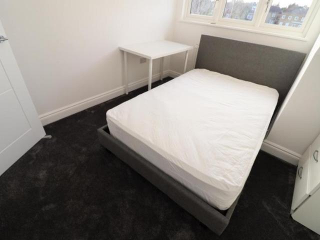 For Rent 7 Bedroom Shared Living/roommate London London DS90561911