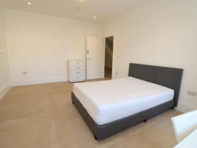 For Rent 7 Bedroom Shared Living/roommate London London DS90561918