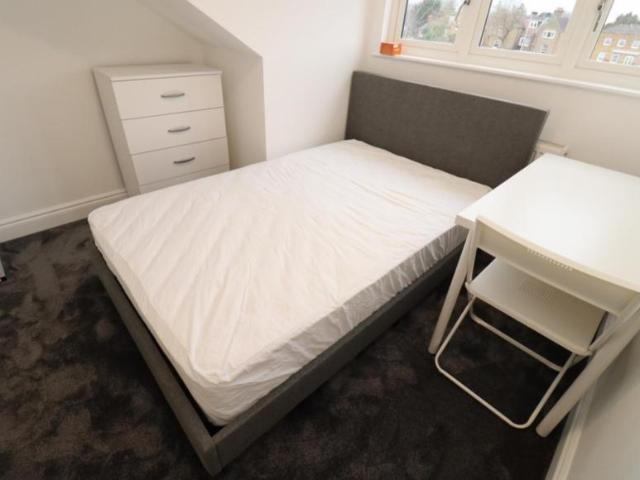 For Rent 7 Bedroom Shared Living/roommate London London DS90561925