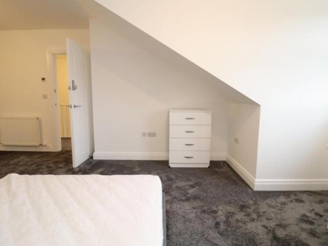 For Rent 7 Bedroom Shared Living/roommate London London DS90561939