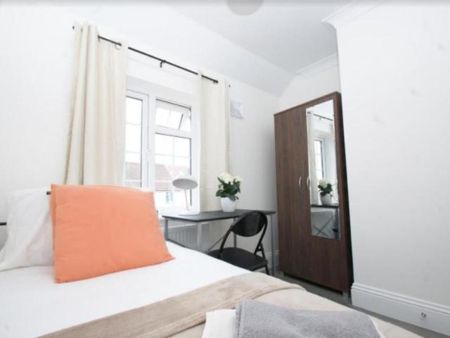 For Rent 7 Bedroom Shared Living/roommate London London DS90562123