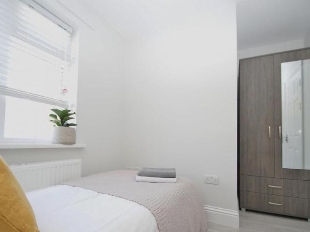 For Rent 7 Bedroom Shared Living/roommate London London DS90562303