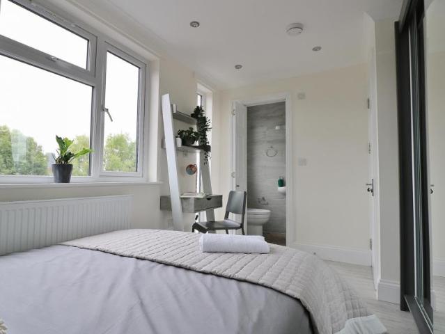 For Rent 7 Bedroom Shared Living/roommate London London DS90562455