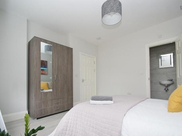 For Rent 7 Bedroom Shared Living/roommate London London DS90562456
