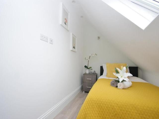 For Rent 7 Bedroom Shared Living/roommate London London DS90562492