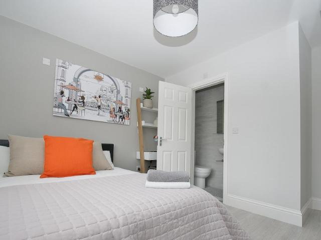 For Rent 7 Bedroom Shared Living/roommate London London DS90562500