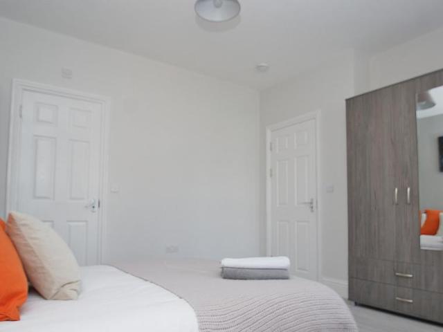 For Rent 7 Bedroom Shared Living/roommate London London DS90562524
