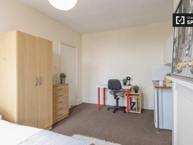 For Rent 8 Bedroom Shared Living/roommate London London DLS102954487