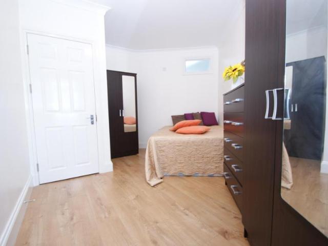 For Rent 8 Bedroom Shared Living/roommate London London DS90562161