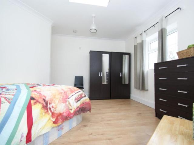 For Rent 8 Bedroom Shared Living/roommate London London DS90562358
