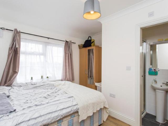 For Rent 8 Bedroom Shared Living/roommate London London DS90562309