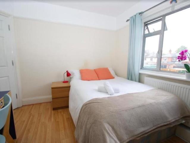 For Rent 8 Bedroom Shared Living/roommate London London DS90563273