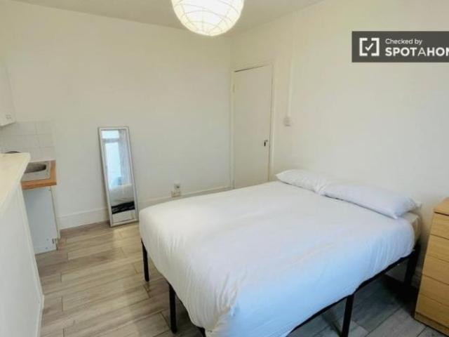 For Rent 8 Bedroom Shared Living/roommate London London DS100947262