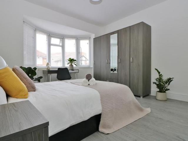 For Rent 9 Bedroom Shared Living/roommate London London DLS90562549
