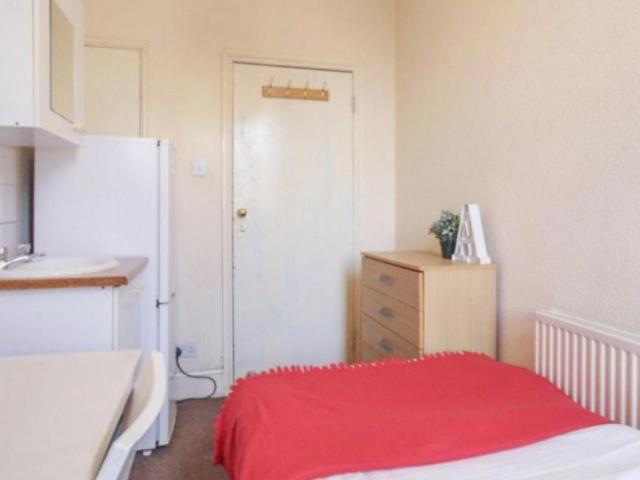 For Rent 9 Bedroom Shared Living/roommate London London DS90559665