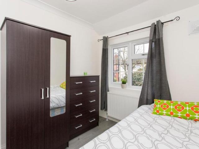 For Rent 9 Bedroom Shared Living/roommate London London DS90562106